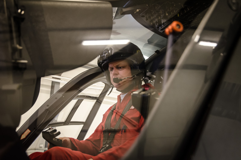 HEMS-pilot Claus flyver som få: Lander på gader og i haver for at redde liv